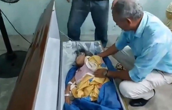 Déclarée morte, une femme se réveille en pleine veillée funèbre Déclarée morte, une femme se réveille en pleine veillée funèbre